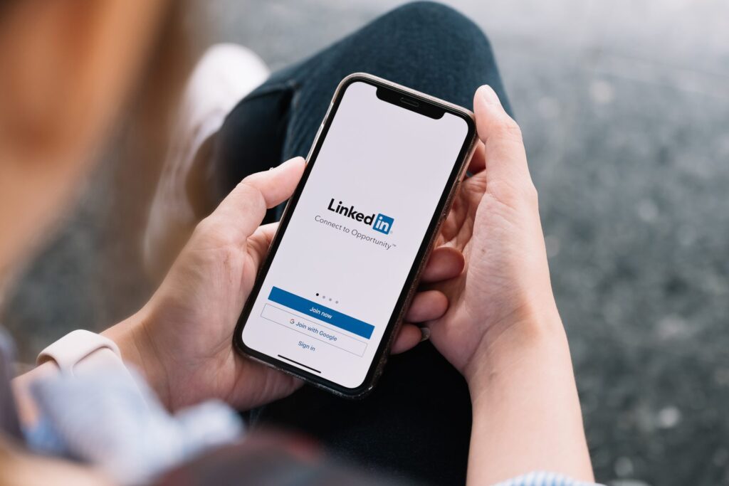 A Guide On How To Message Recruiters On LinkedIn FreewaySocial a-guide-on-how-to-message-recruiters-on-linkedin-freewaysocial